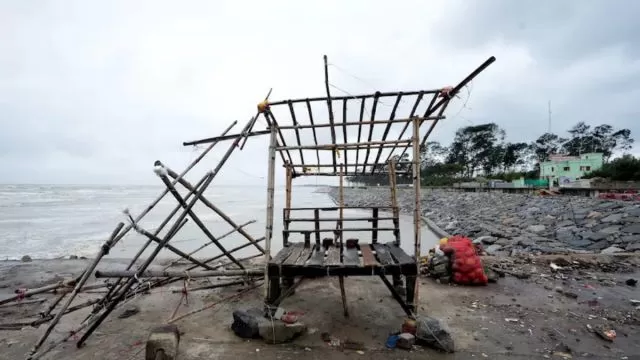 Cyclone Fengal Hits Puducherry: Red Alert, Heavy Rain